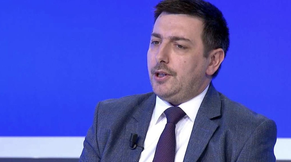 Kjo fytyrë publike është nëna e Valon Sylës!